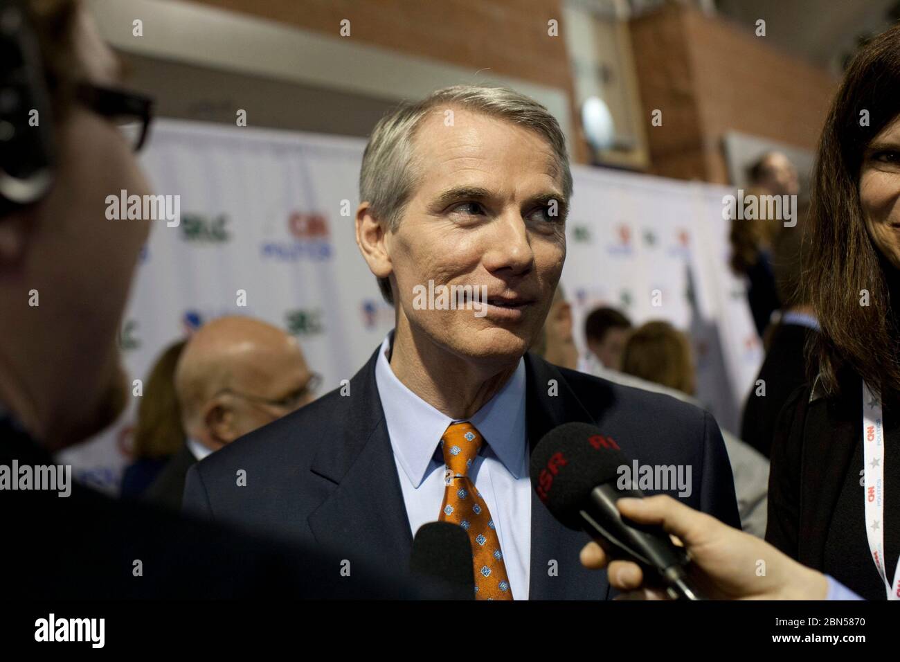 Making statement to the press corps hi-res stock photography and images ...