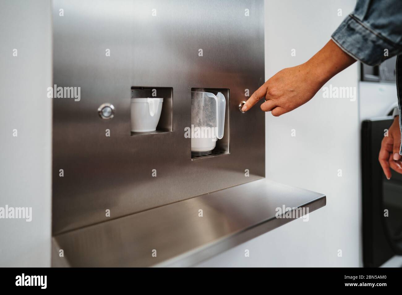 Launderette laundrette hi-res stock photography and images - Alamy