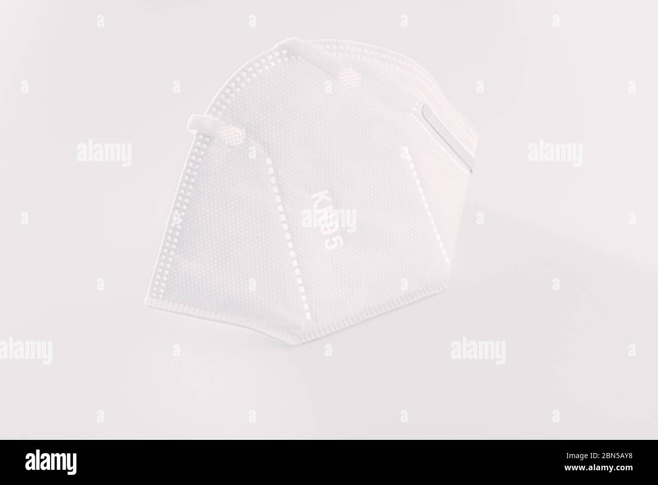 White medicine respirator kn95 mask hi-res stock photography and images ...