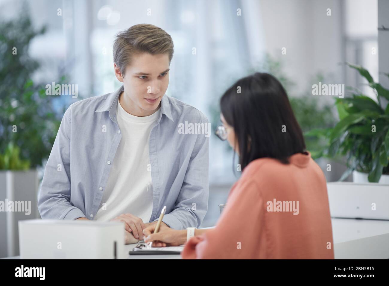 Tall people group talking hi-res stock photography and images - Alamy