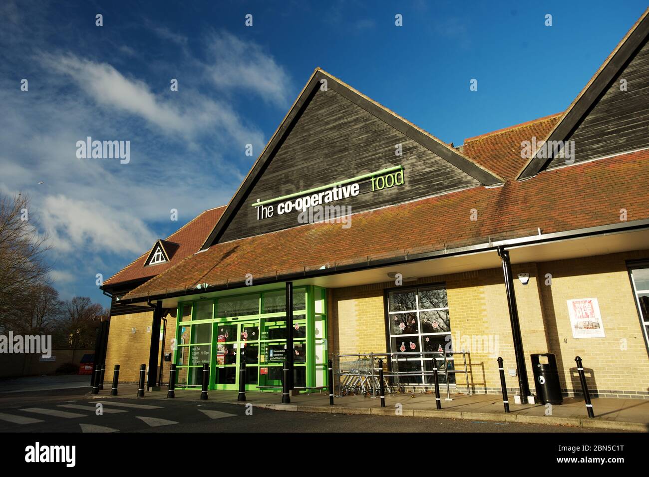 Front entrance of supermarket with green and white branding Stock Photo ...