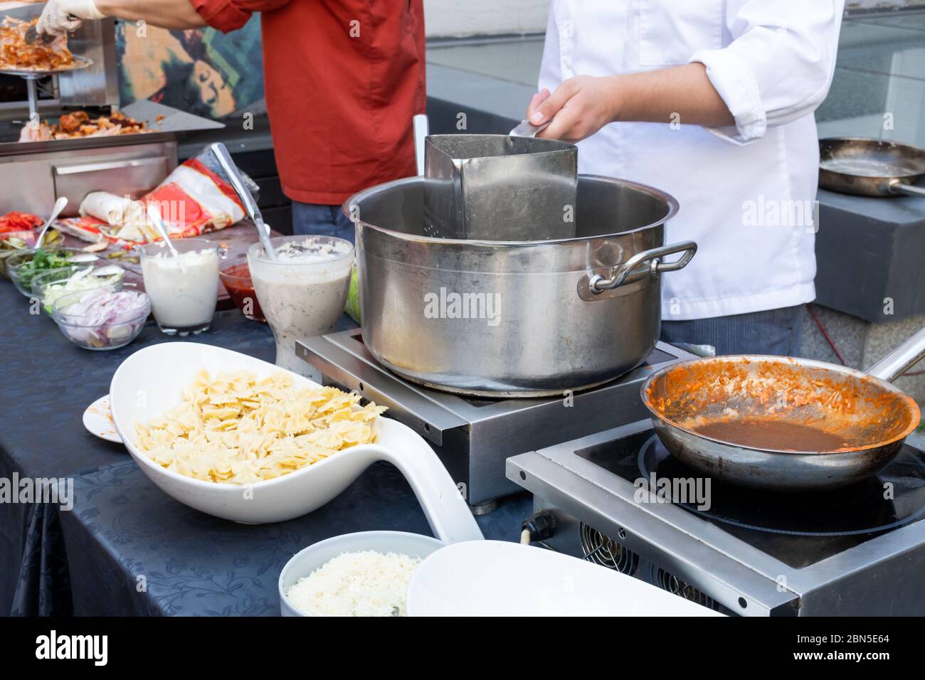 Cooking station class hi-res stock photography and images - Alamy