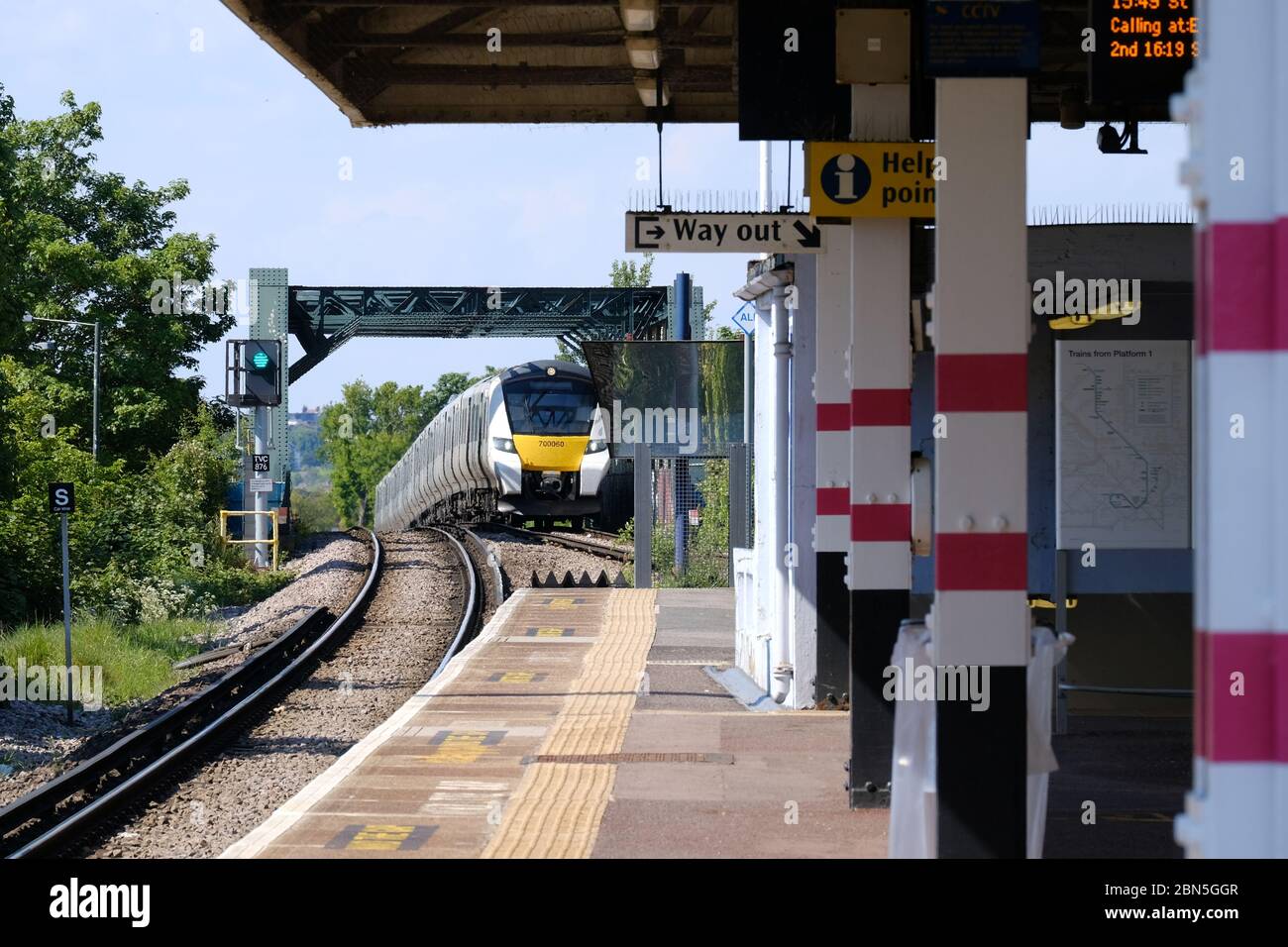 Thameslink train appraoching platform hi-res stock photography and ...