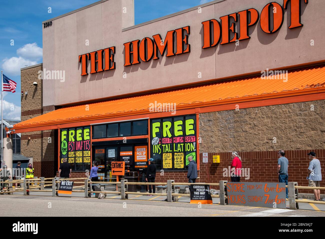 Store line up hi-res stock photography and images - Alamy