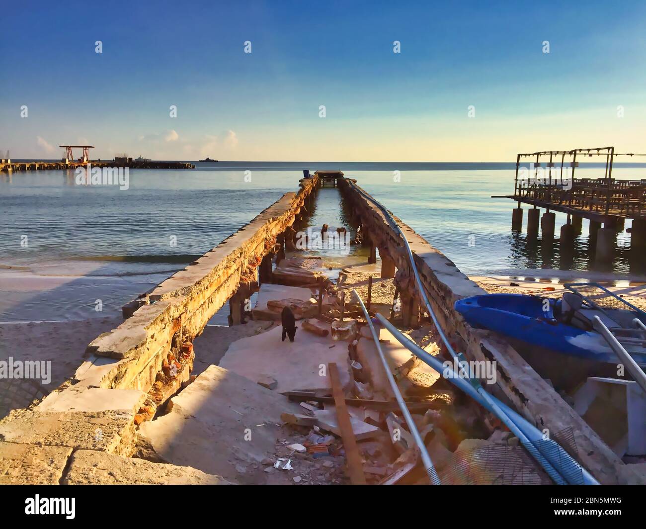 Abandoned jetty hi-res stock photography and images - Alamy