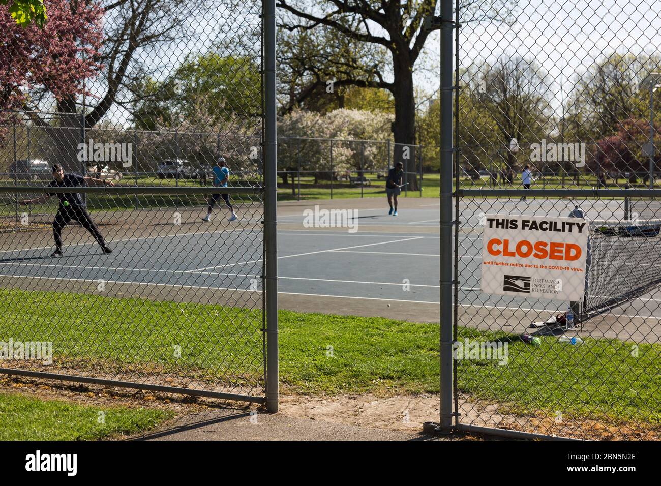 Tennis players ignore the Covid 19 social distancing restriction at ...