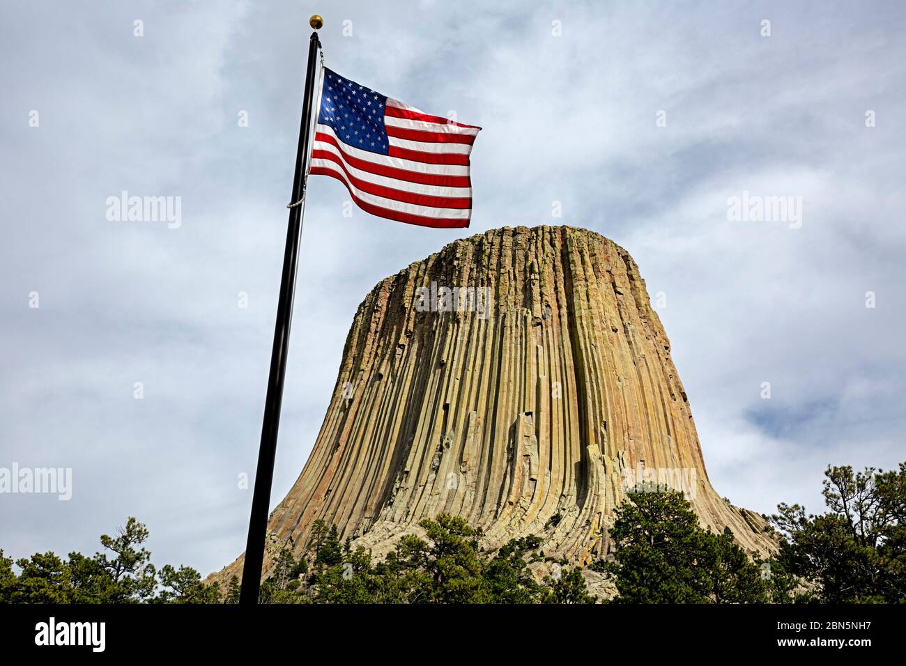 WY04238-00...WYOMING - The United States flag and Devil's Tower at the ...