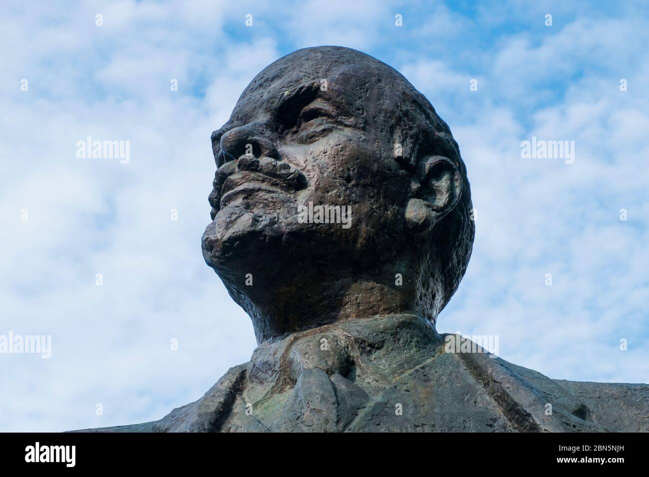 A close up of the head of a bronze statue of Lenin. At Gruto Parkas ...