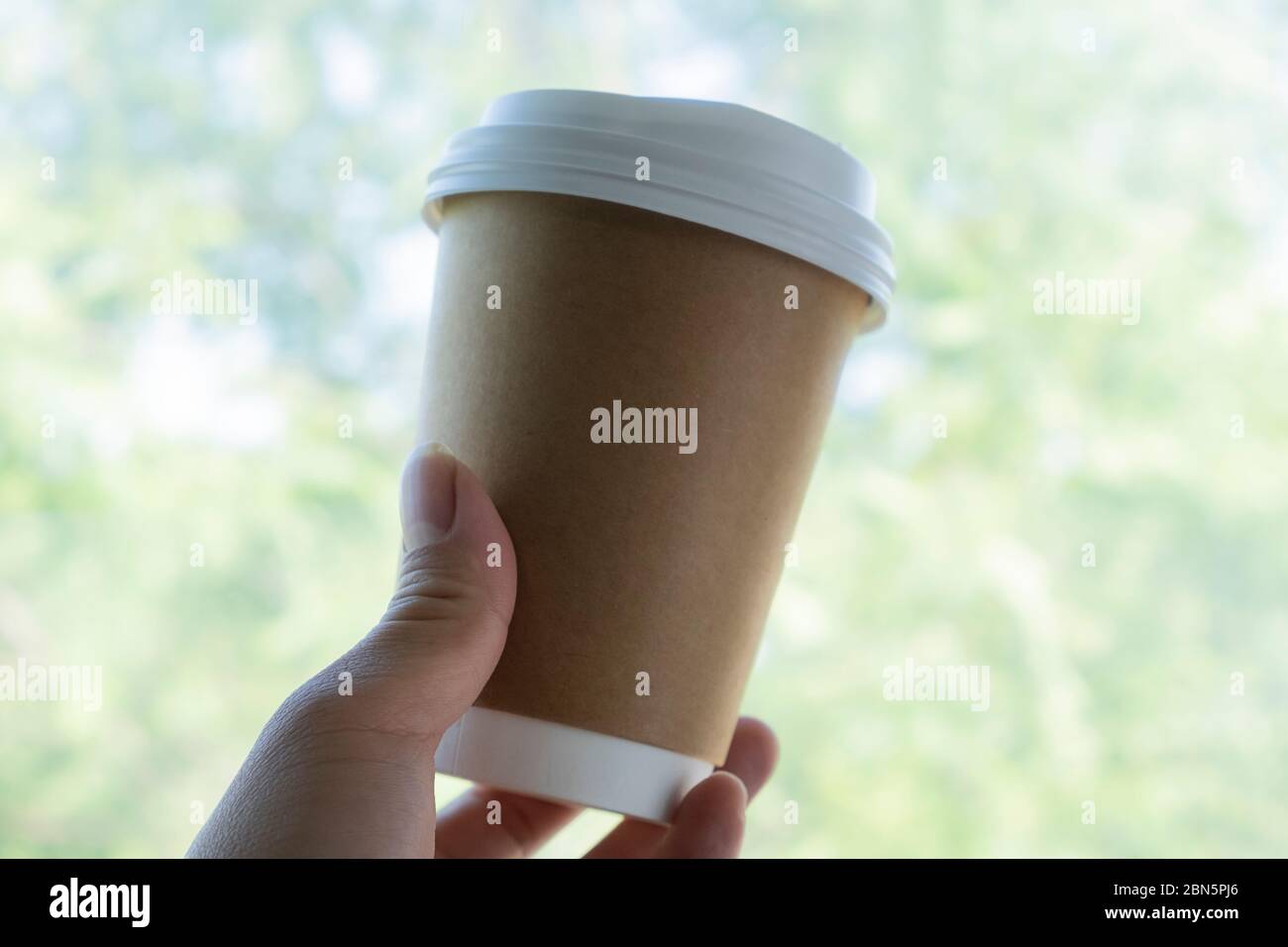 man hand with coffee cup Stock Photo - Alamy