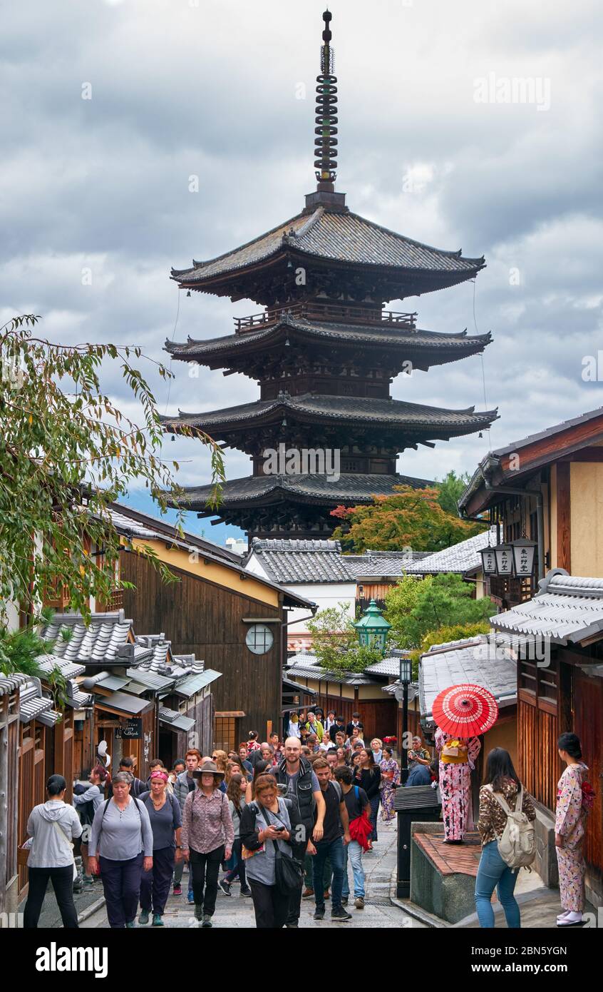 KYOTO, JAPAN - OCTOBER 18, 2019: The tourists crowds on the cobbled ...