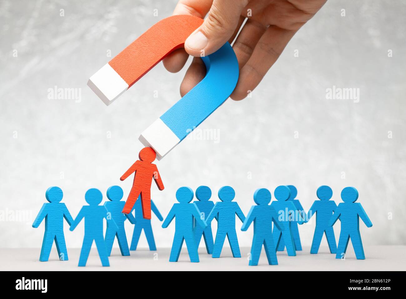 HR Magnet attracts staff leaders. Staff recruitment Stock Photo - Alamy