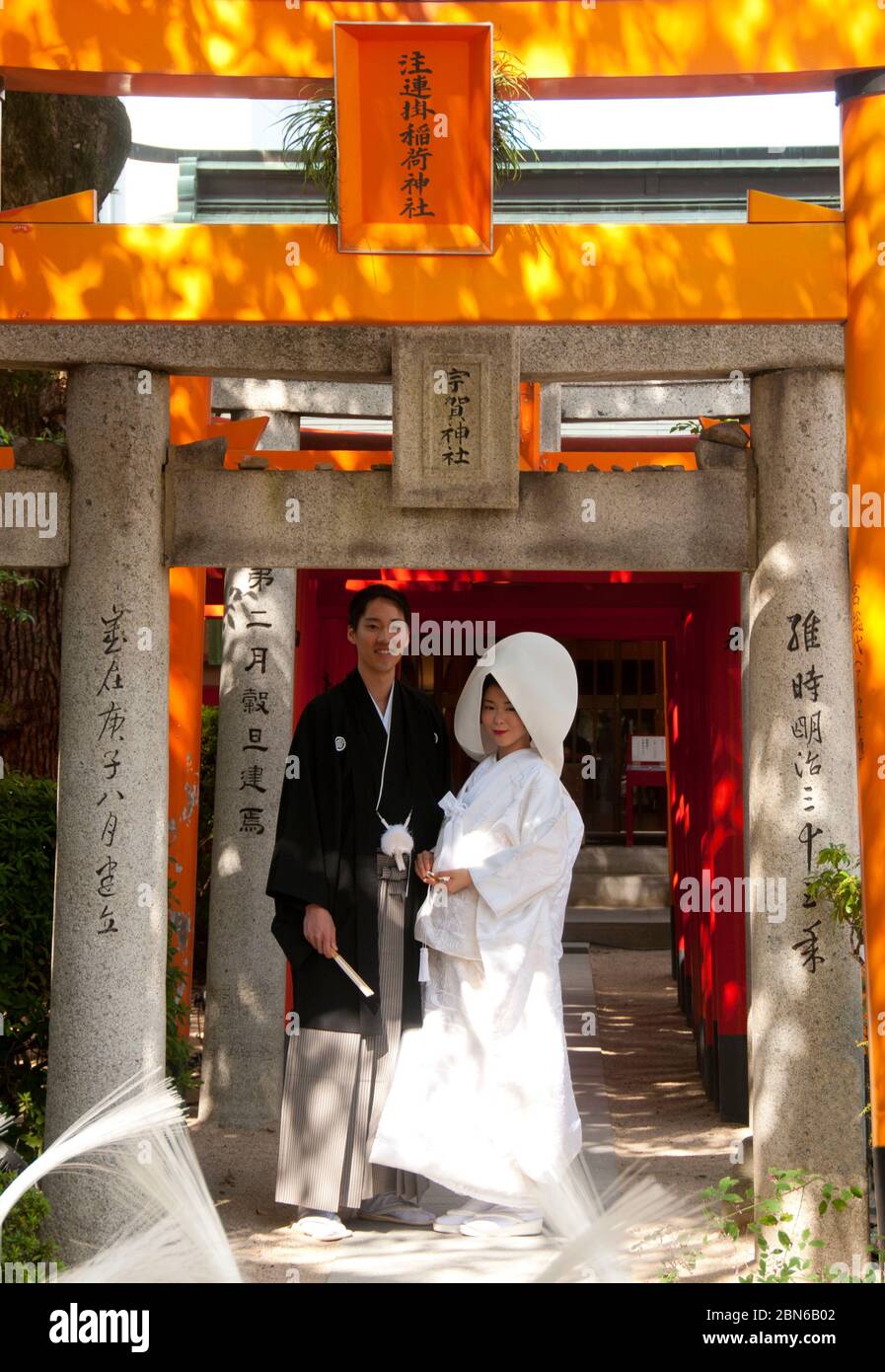 Japan: A bride and groom at the Kushida Shrine (Kushida-jinja), Hakata ...