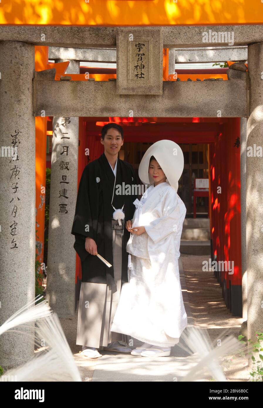 Japan: A bride and groom at the Kushida Shrine (Kushida-jinja), Hakata ...