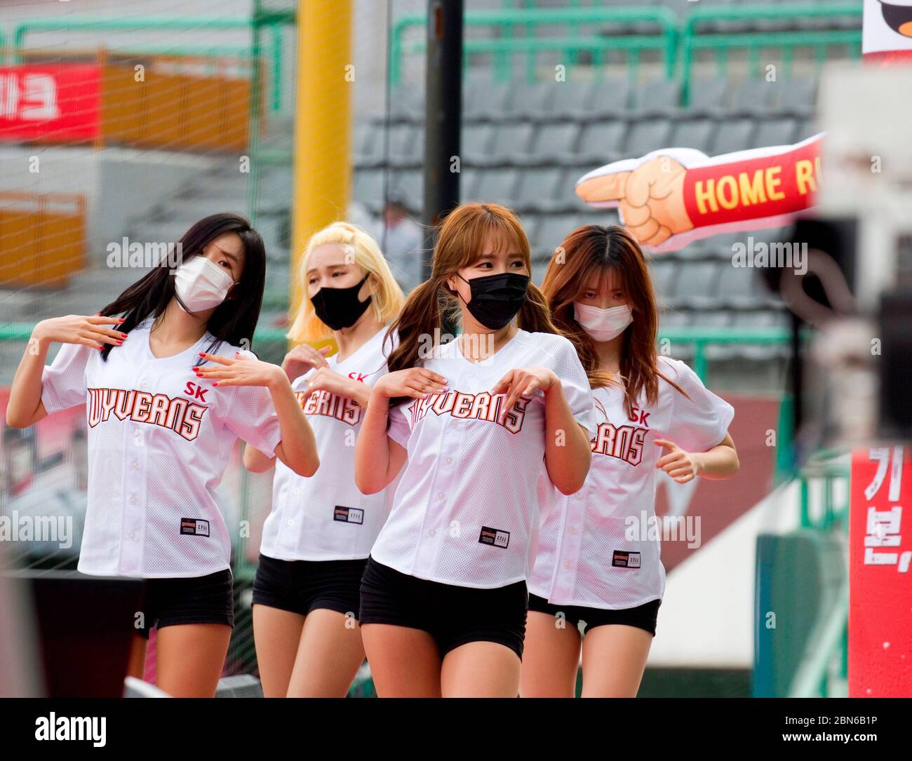 SK Wyverns' cheering squad wearing masks to prevent COVID-19 infection ...