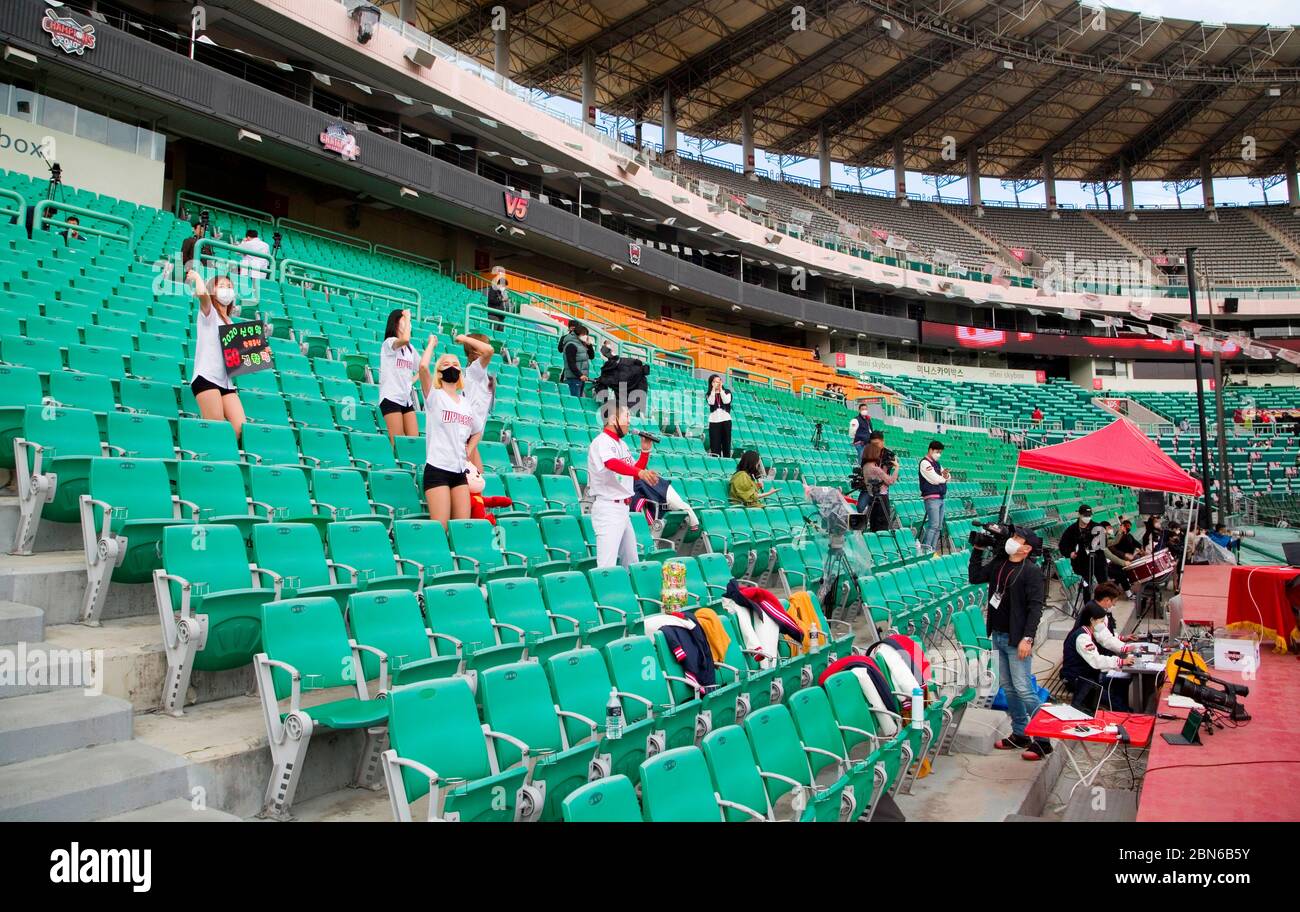 SK Wyverns' cheering squad wearing masks to prevent COVID-19 infection ...