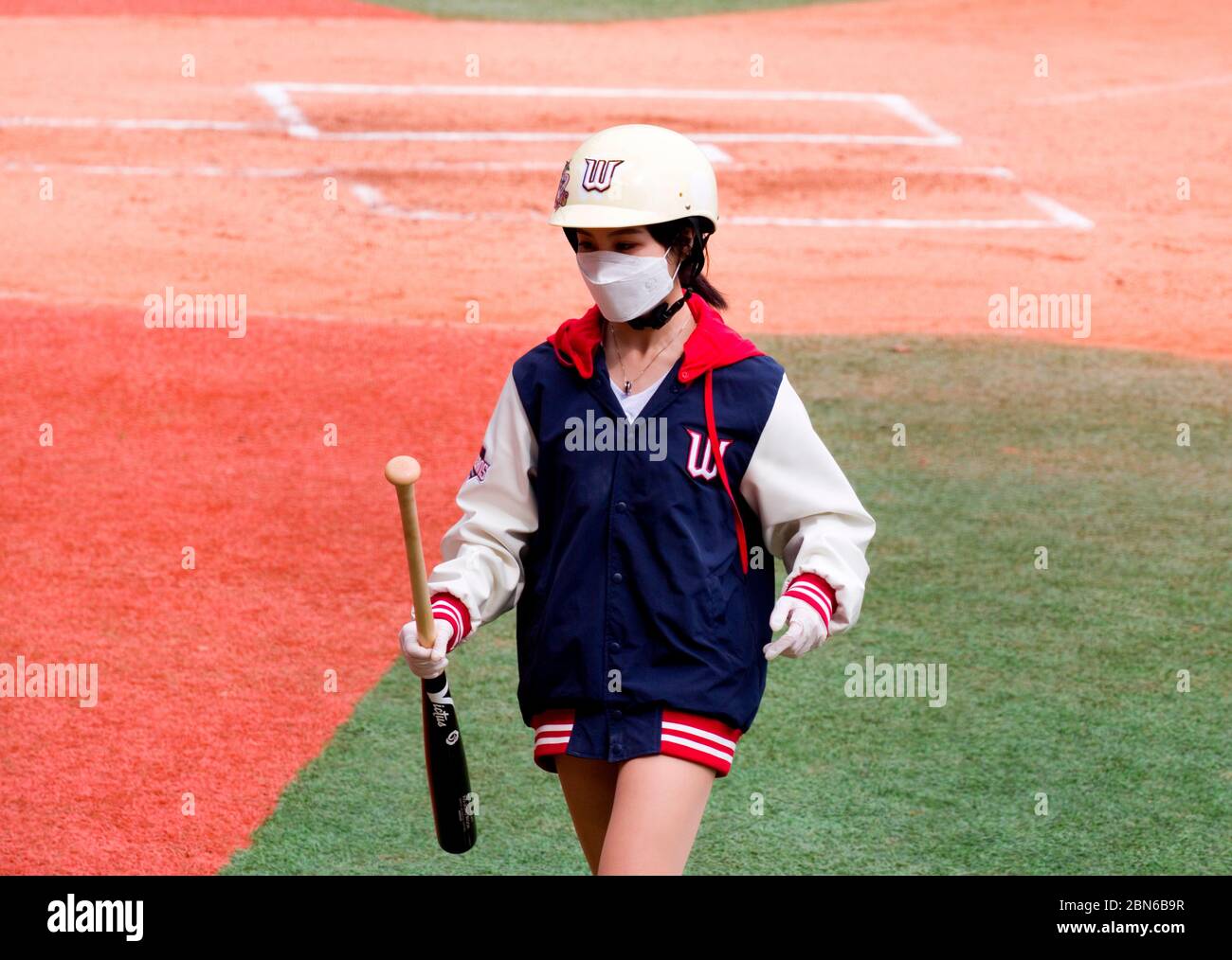 Girl baseball bat stands hi-res stock photography and images - Alamy