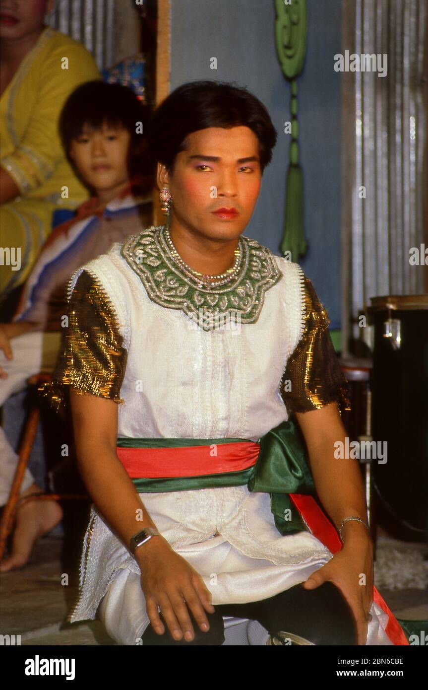 Thai folk dancer hi-res stock photography and images - Alamy