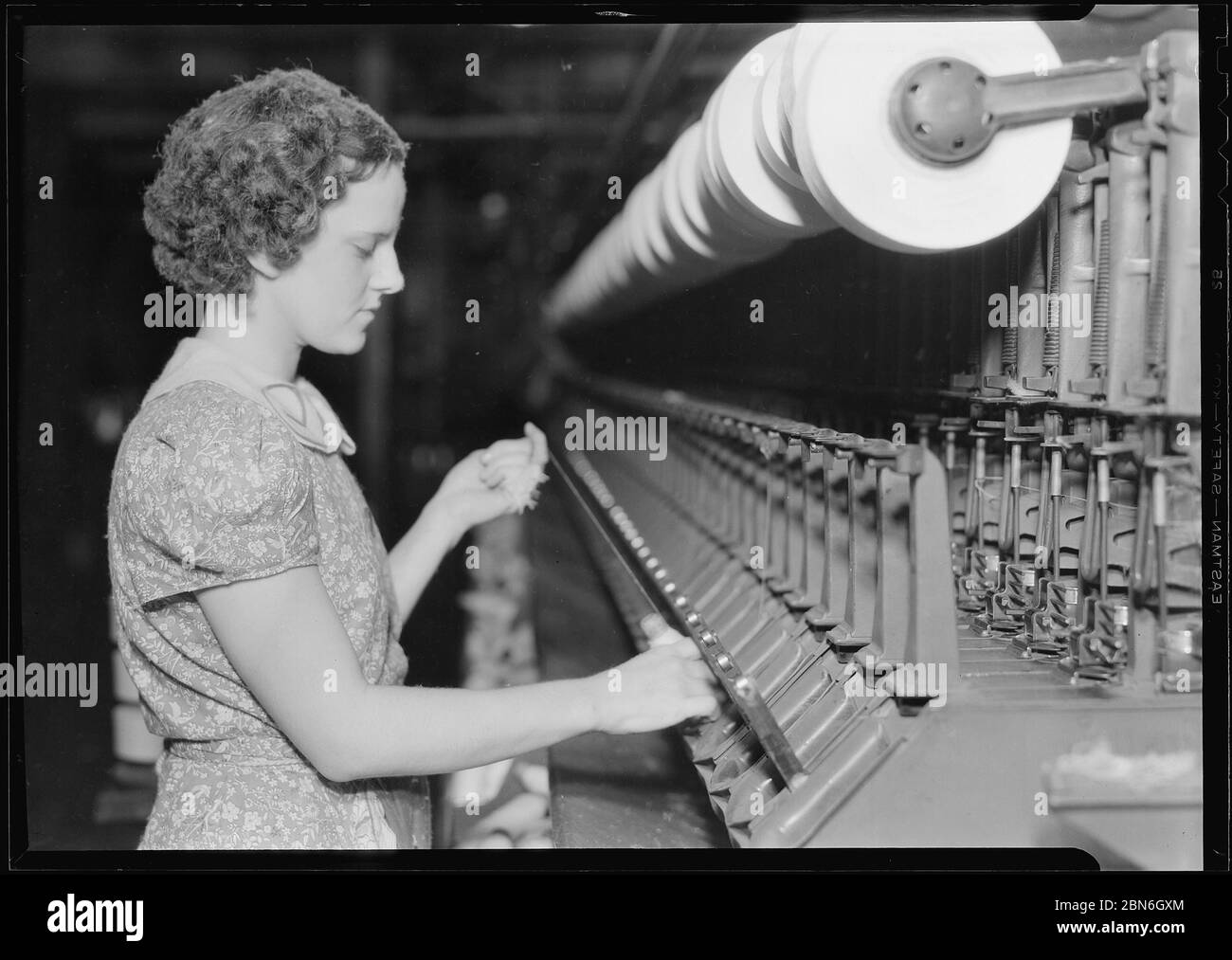 Pulling thread hi-res stock photography and images - Alamy