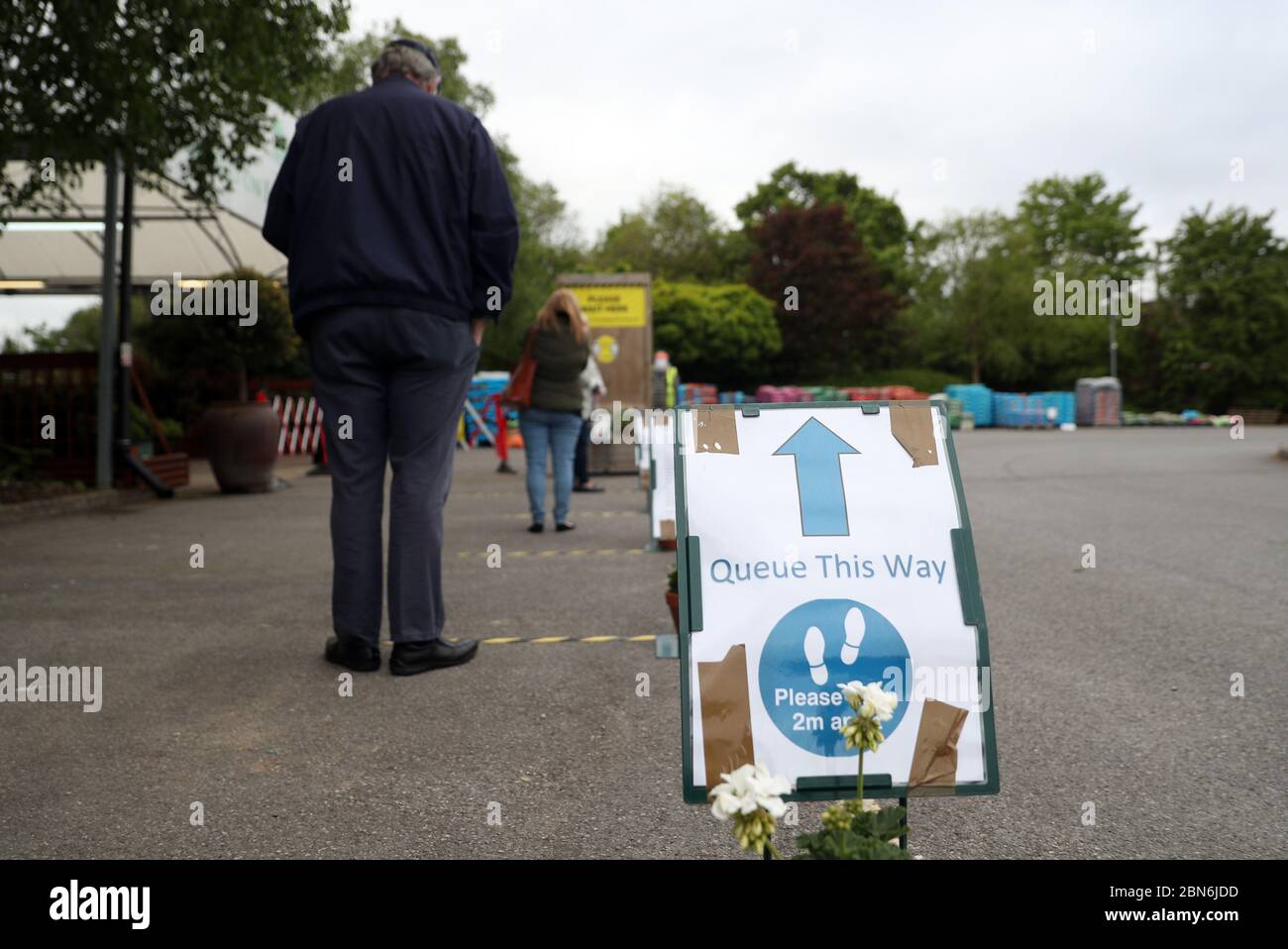 Members public queue outside prior hi-res stock photography and images ...