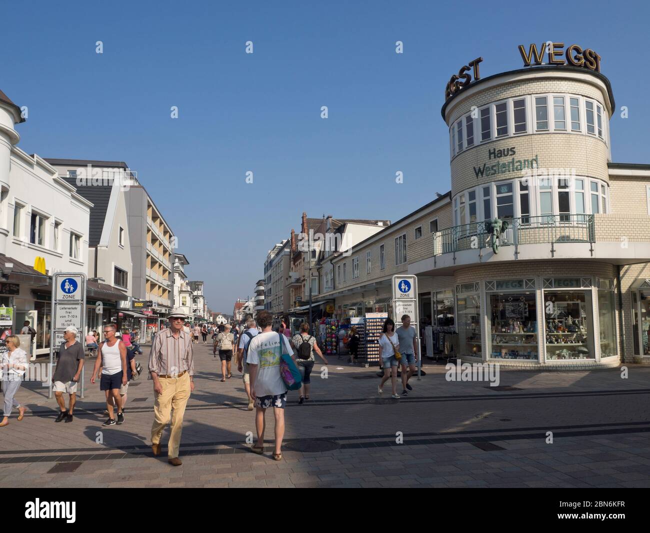 Shopping centre friedrichstrasse hi-res stock photography and images ...