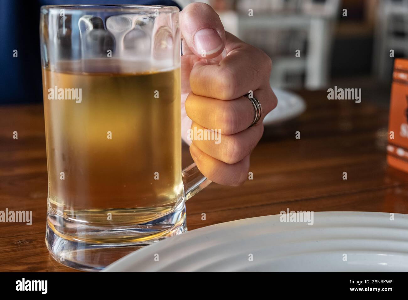 Hand holding glass beer hi-res stock photography and images - Alamy