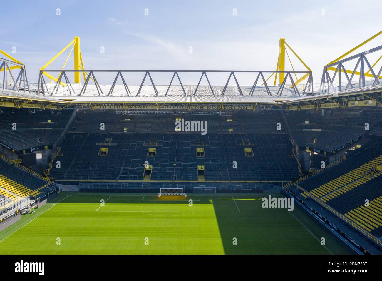 Signal iduna park yellow wall hi-res stock photography and images - Alamy