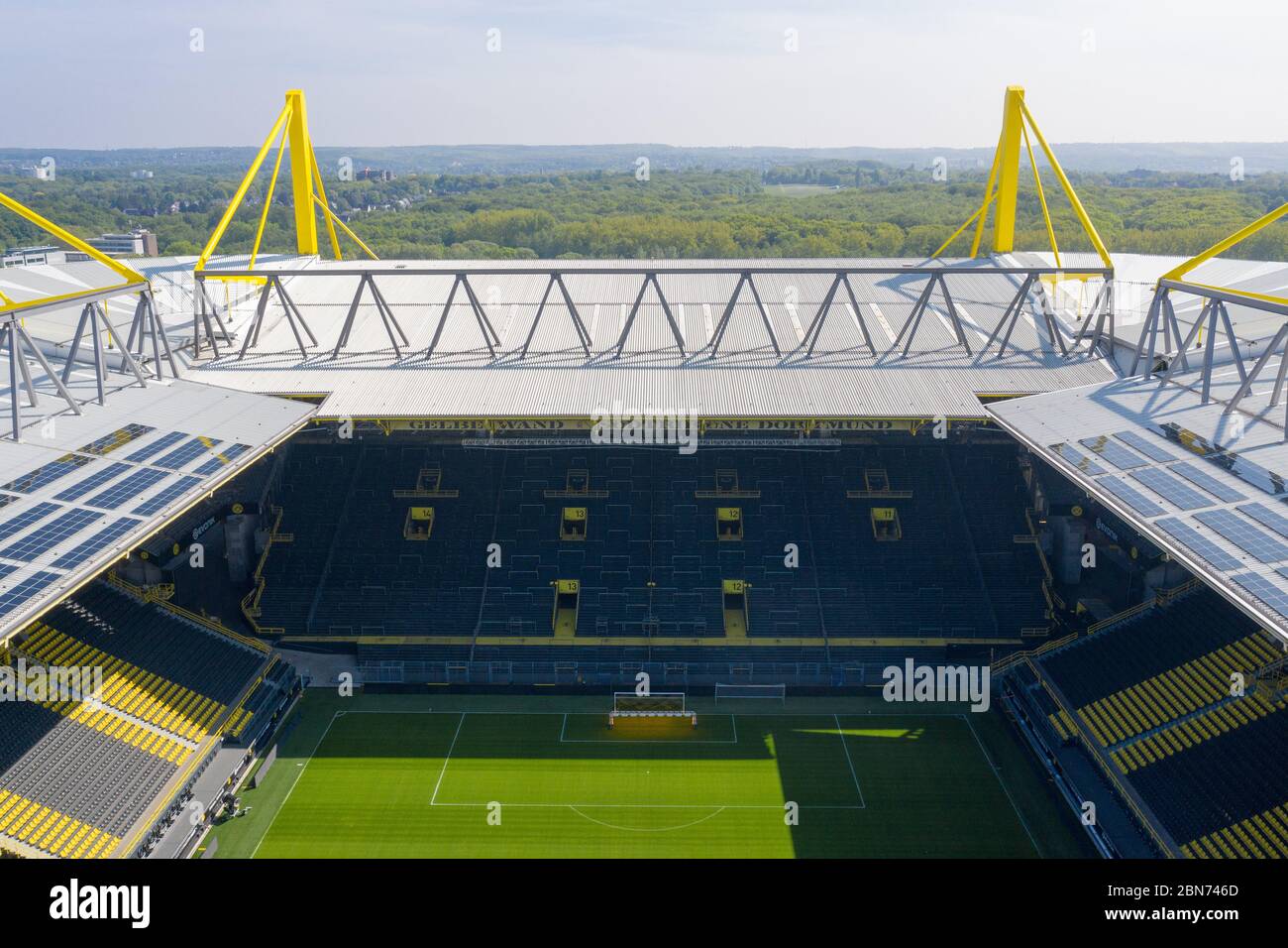 Signal iduna park yellow wall hi-res stock photography and images - Alamy