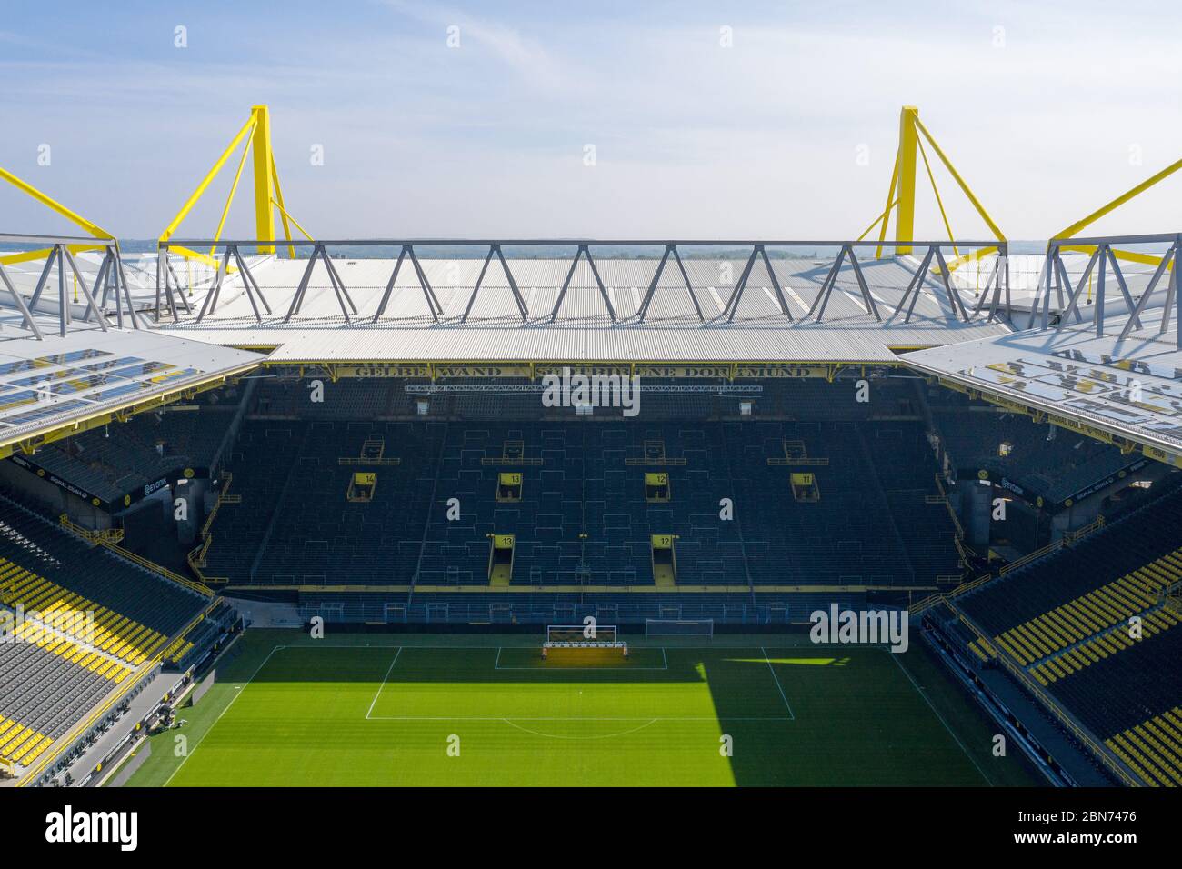 Signal iduna park yellow wall hi-res stock photography and images - Alamy