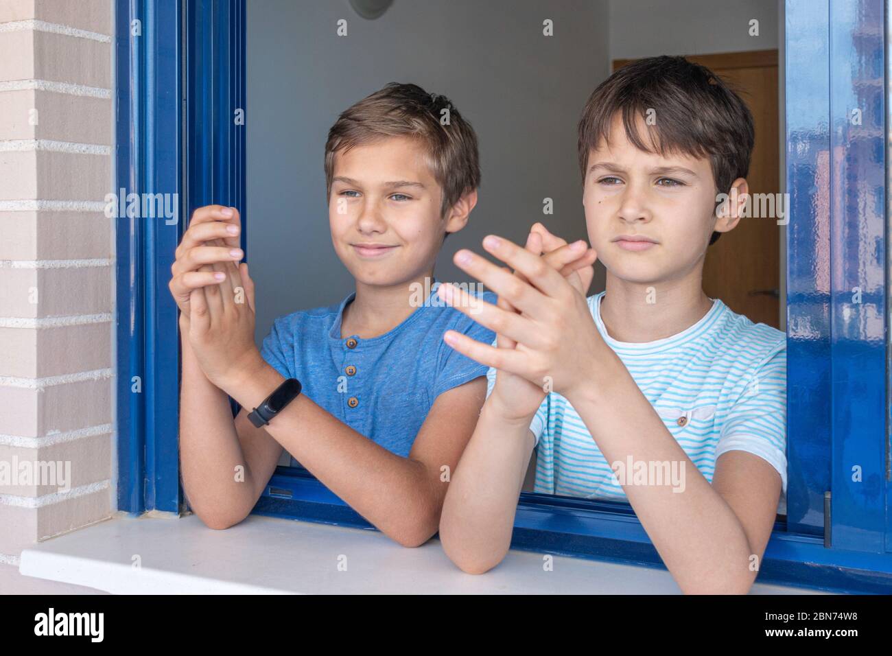 Kids clapping hands hi-res stock photography and images - Alamy