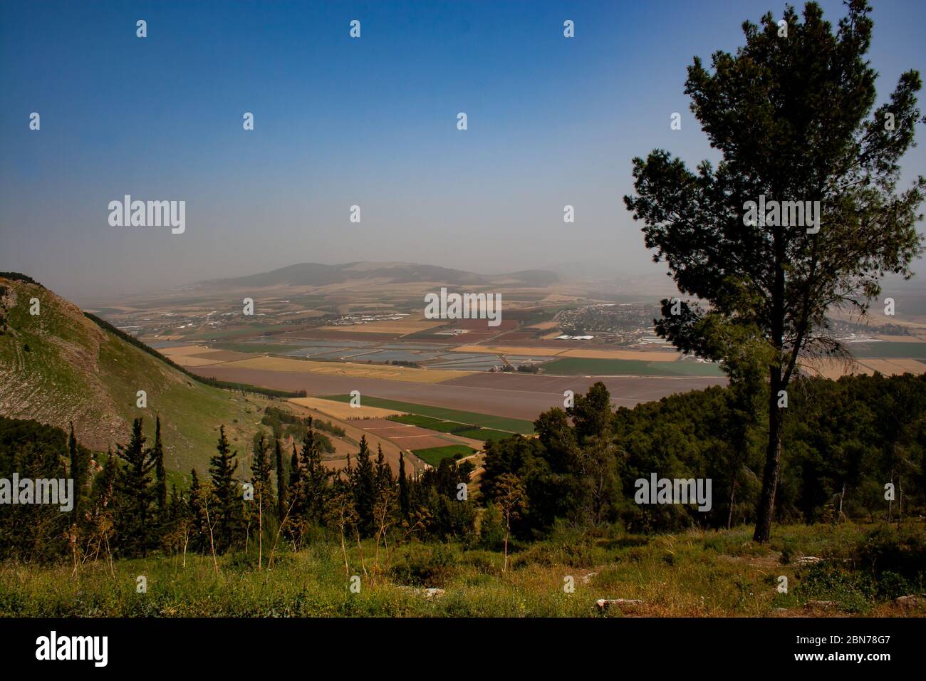 Mount Gilboa observation point with a view of the Jezreel valley Stock ...