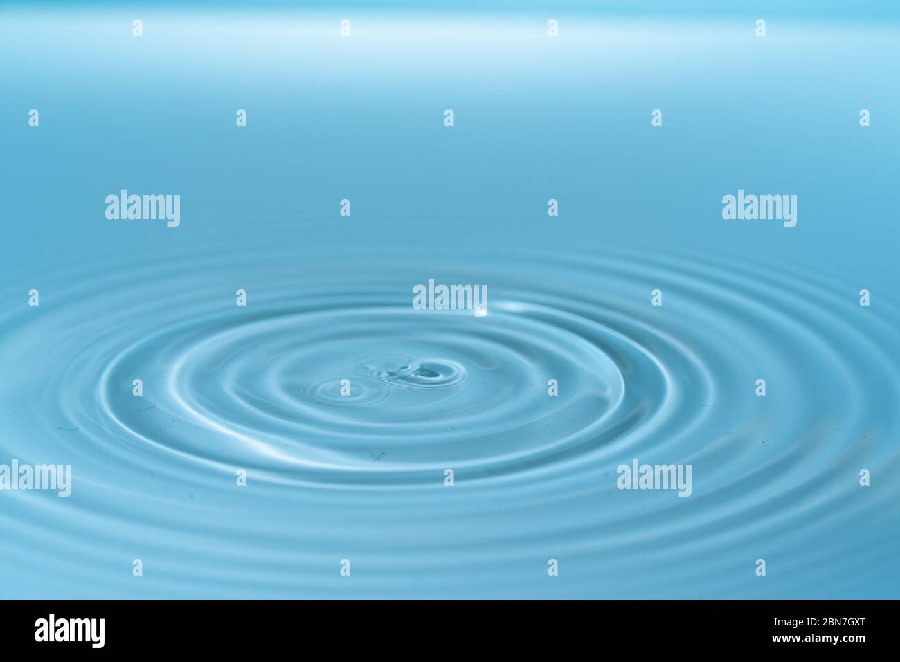 Drop of water drop to the surface. Waves on the surface of the water ...