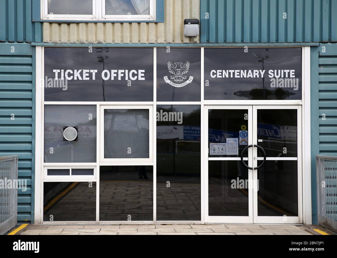 Closed ticket office hi-res stock photography and images - Alamy