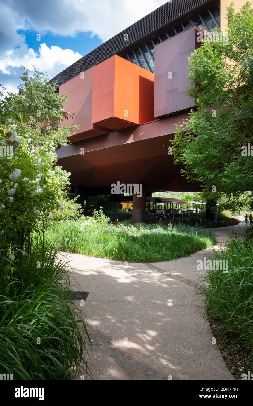 Musée du Quai Branly Jacques Chirac, Paris Stock Photo - Alamy