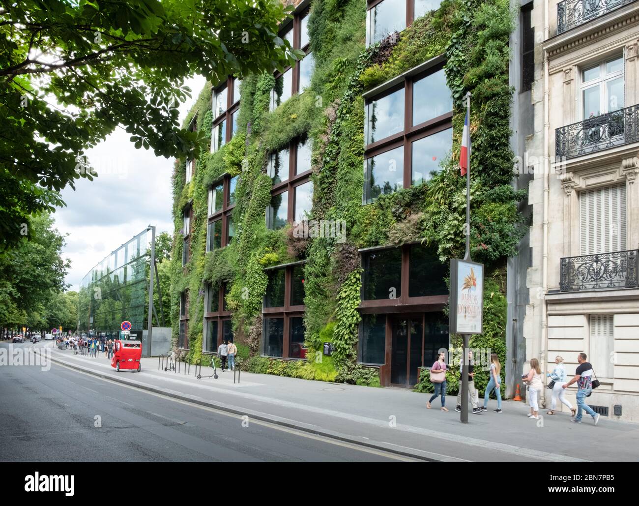 Musée du Quai Branly Jacques Chirac, Paris Stock Photo - Alamy