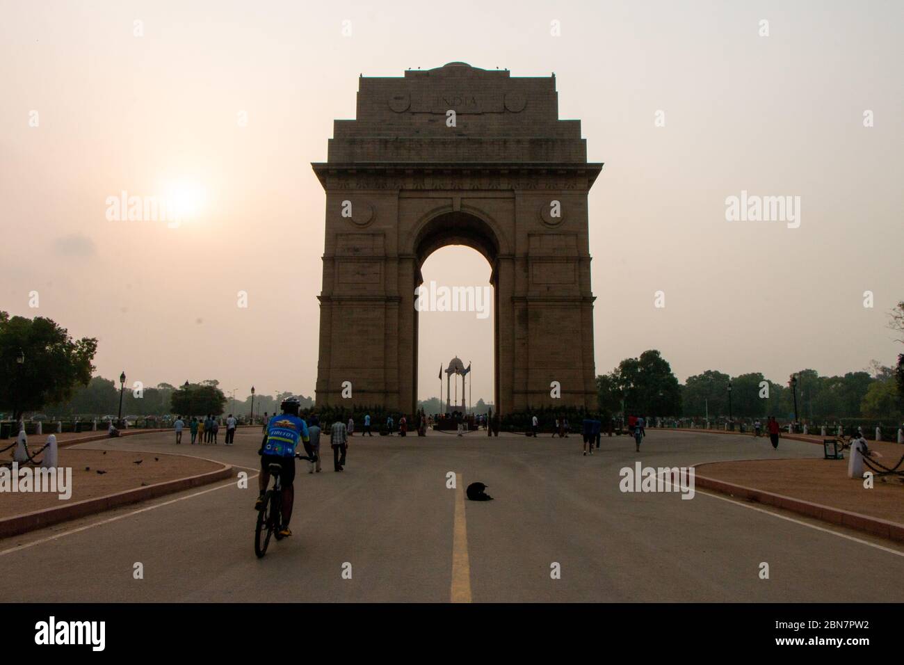 Wide shot of India Gate at sunrise with unrecognisable people Stock ...