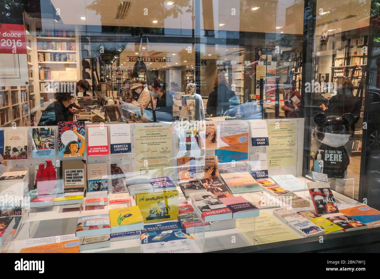Cashier at book store hi-res stock photography and images - Alamy