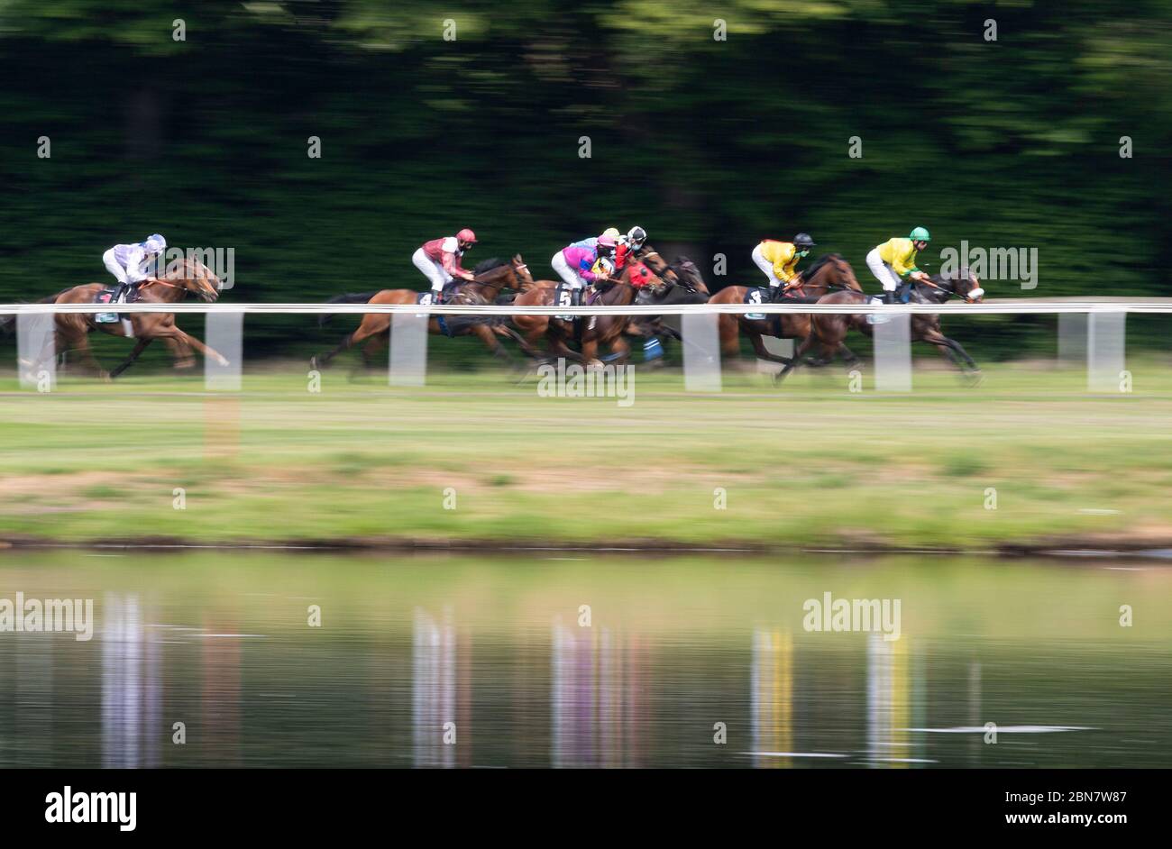 Feature, jockeys on your horses, crowd, field, dynamic, blurred, action ...