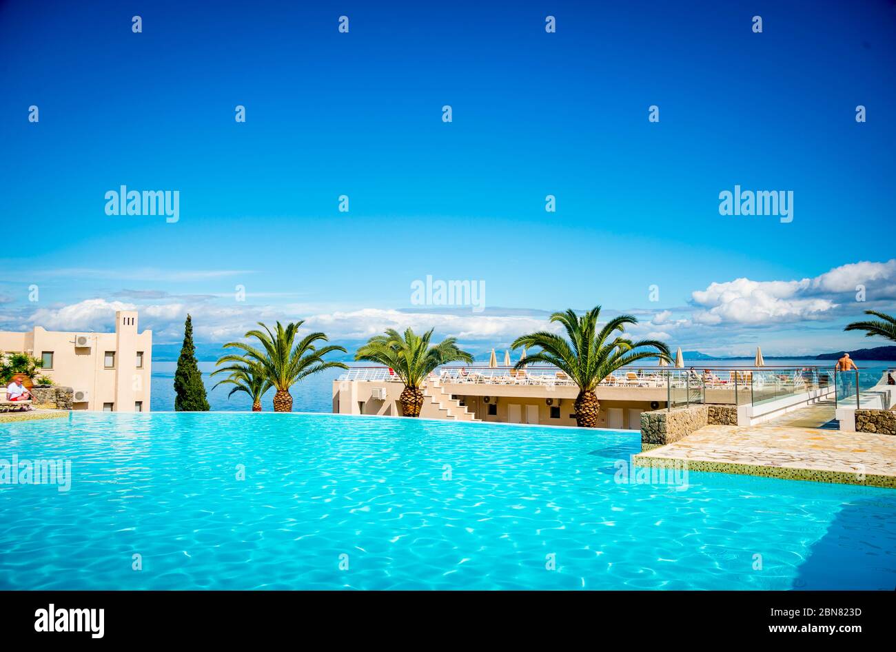 Empty infinity swimming pool hi-res stock photography and images - Alamy