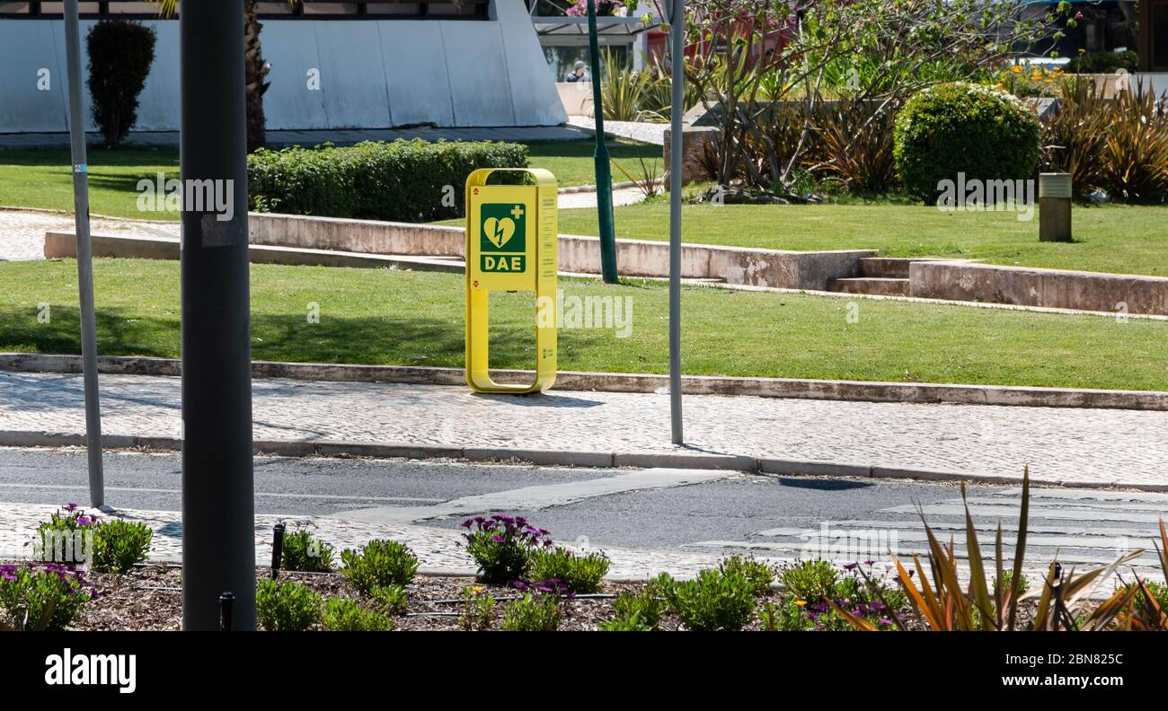 Portuguese defibrillator sign hi-res stock photography and images - Alamy