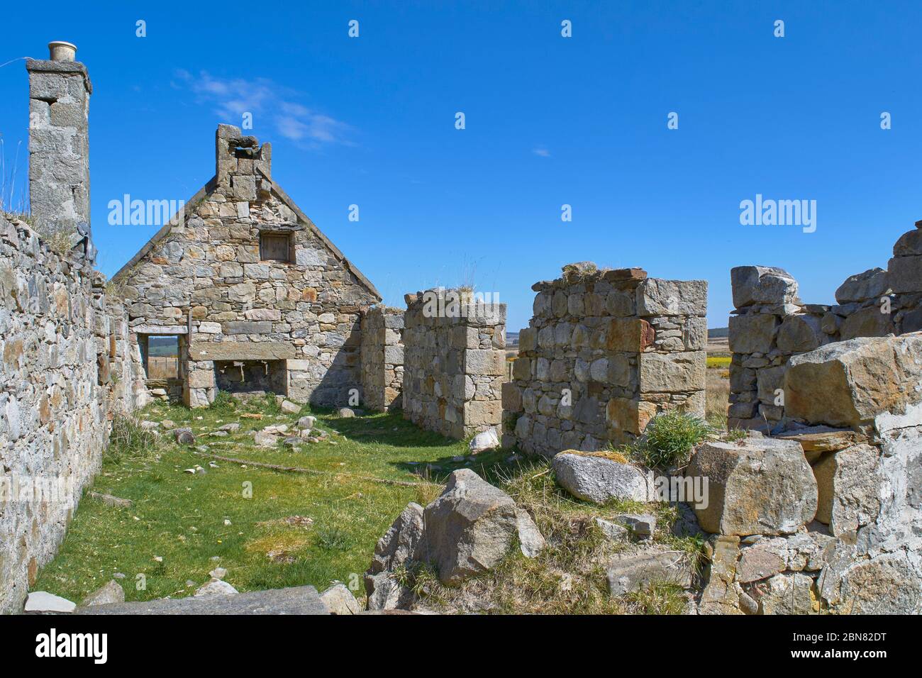 DAVA WAY TRAIL MORAY SCOTLAND INTERIOR OF RUINED HOUSE AT BOGENEY Stock ...