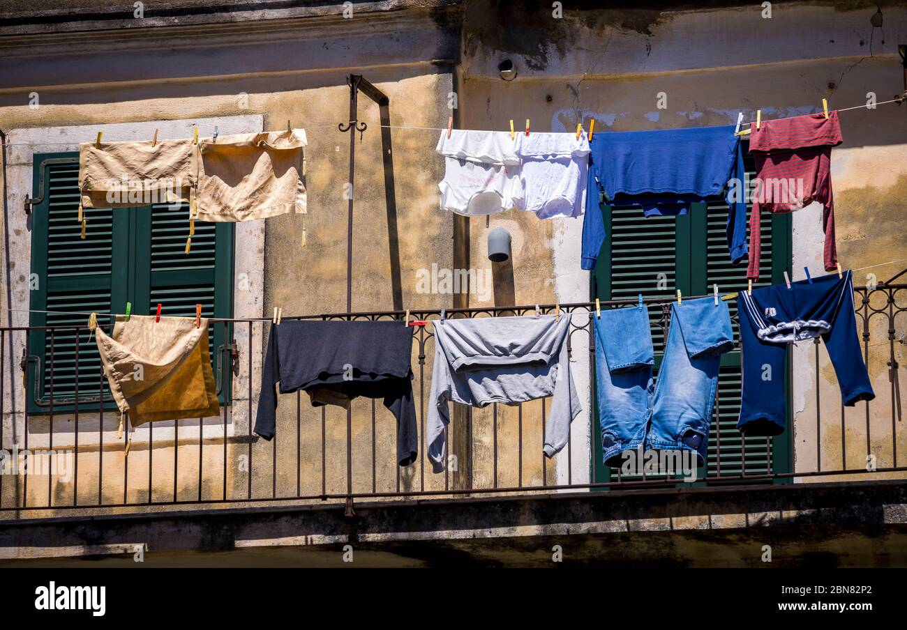 Clothes line between buildings hi-res stock photography and images - Alamy