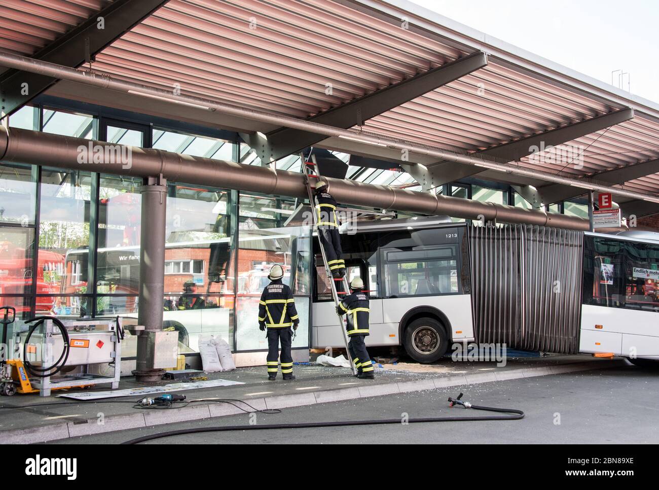 13 May 2020, Hamburg: Firefighters secure the scene of the accident ...