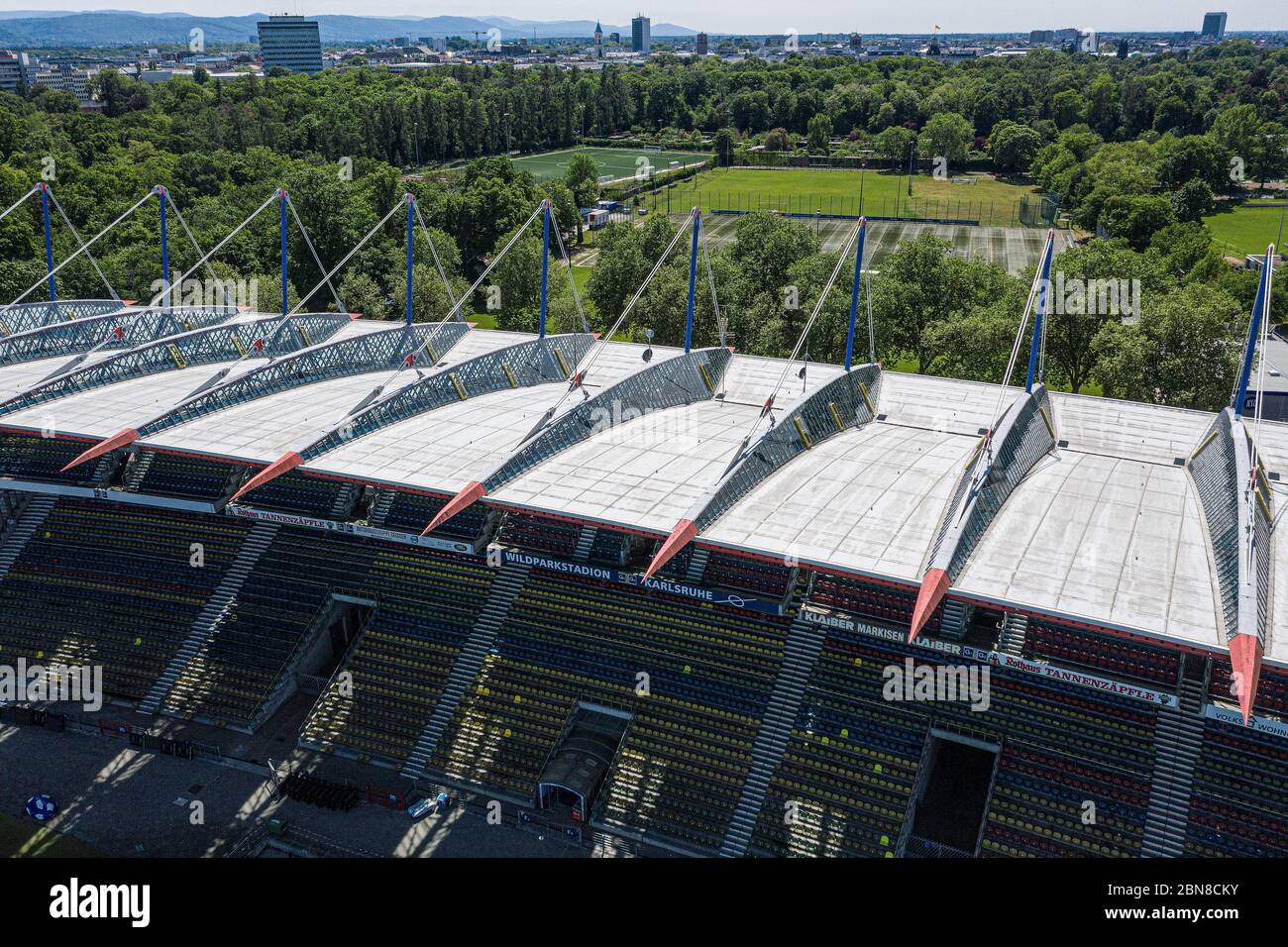 Karlsruhe, Deutschland. 14th Sep, 2017. View over the roof structure of ...