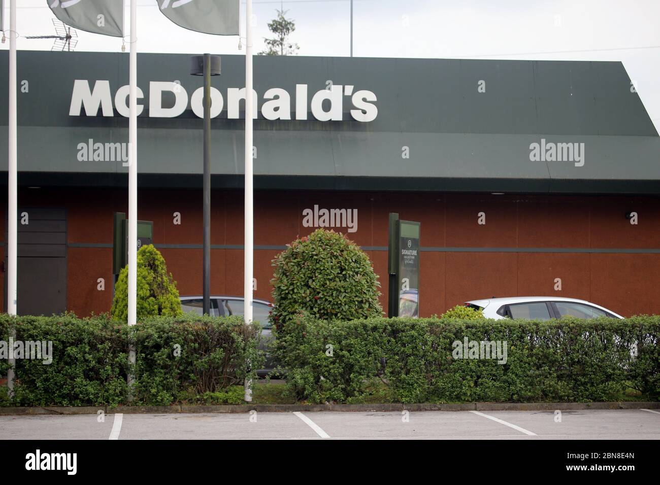 La Fresneda, Spain. 13th May, 2020. La Fresneda, SPAIN: Cars waiting at ...
