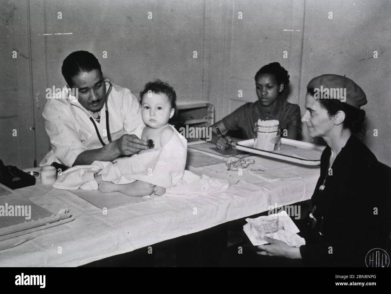 1940s doctor photo hi-res stock photography and images - Alamy