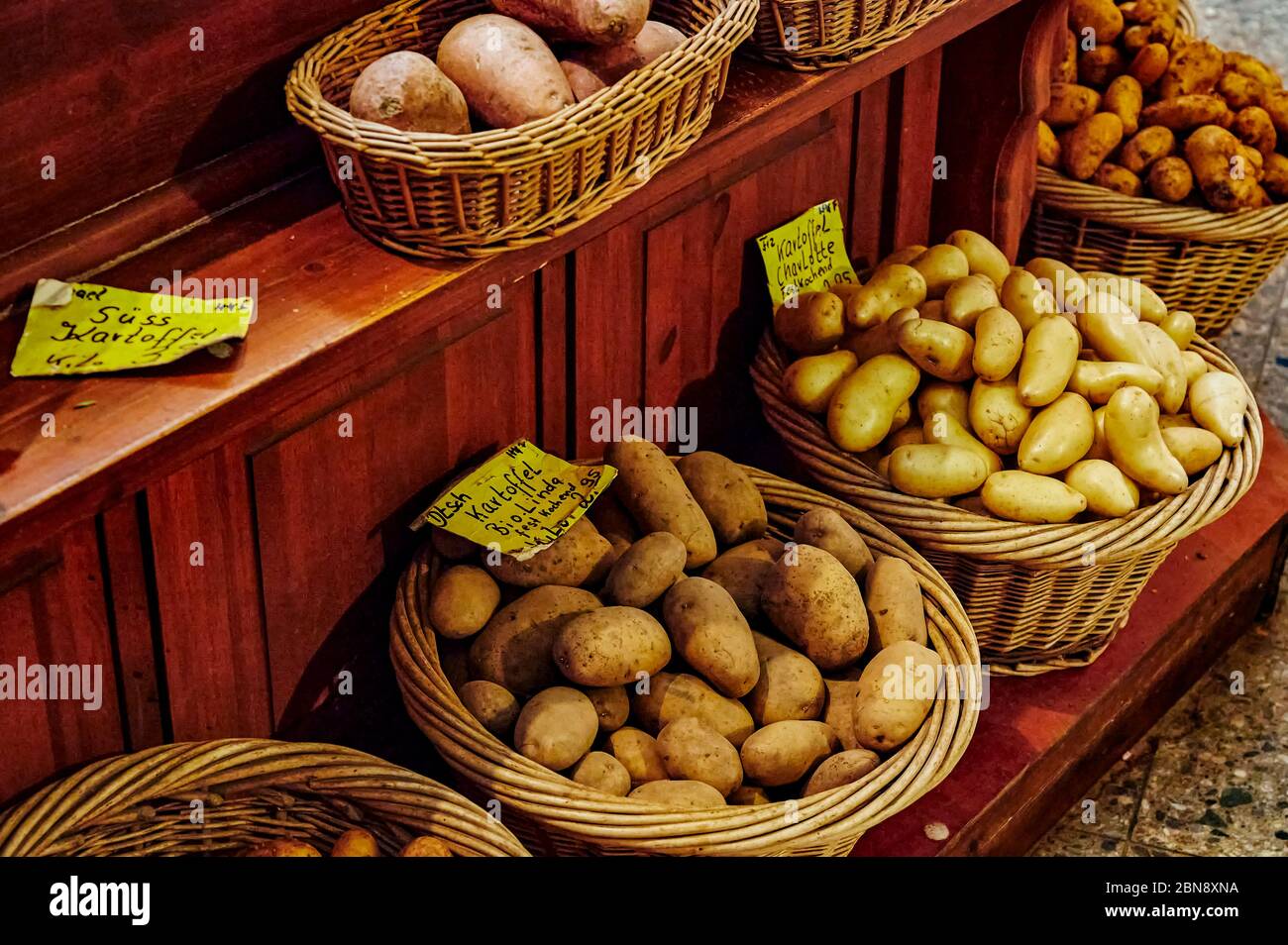 A market stall with different types of potatoes Stock Photo - Alamy