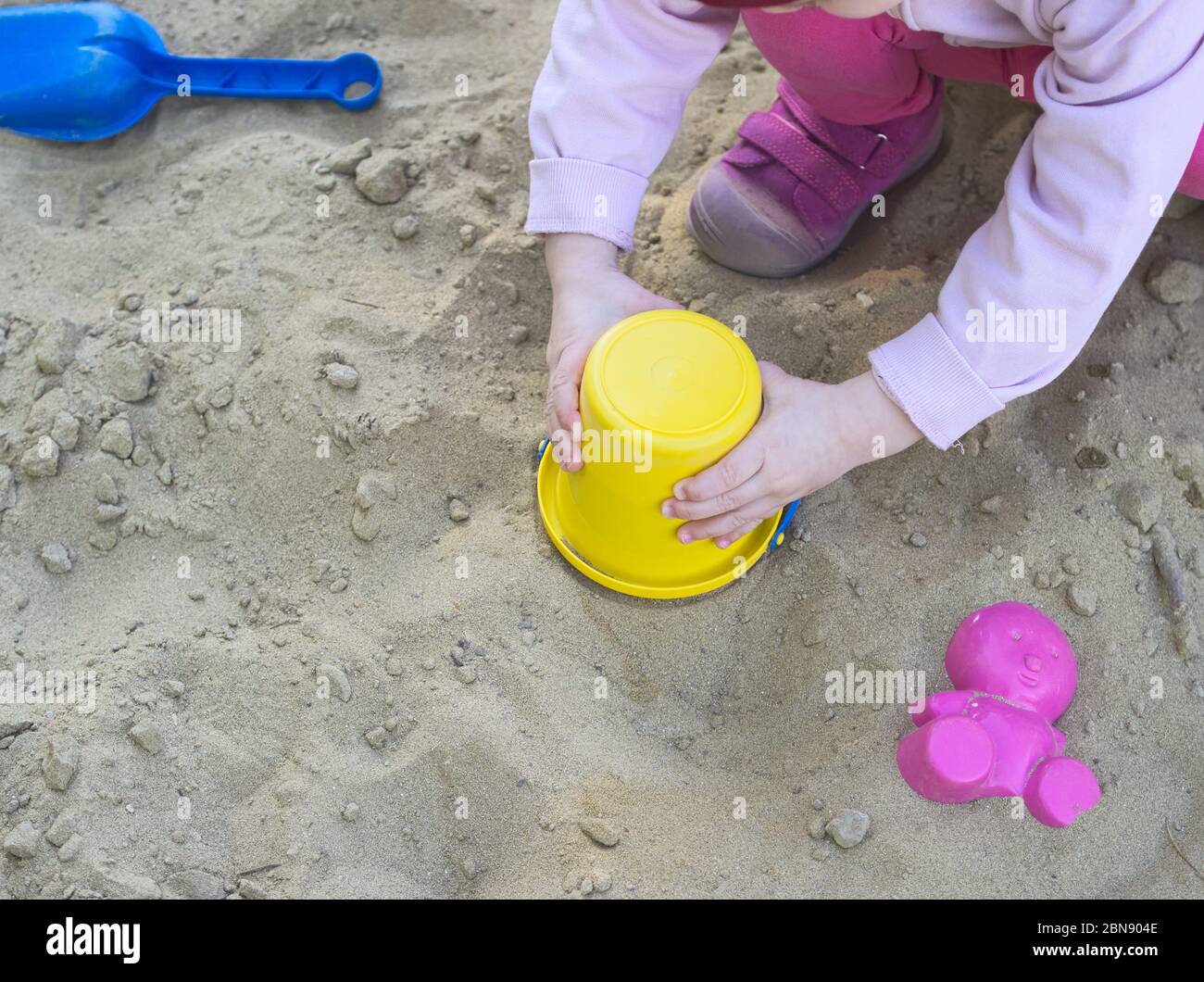 Dry sand and bucket hi-res stock photography and images - Alamy