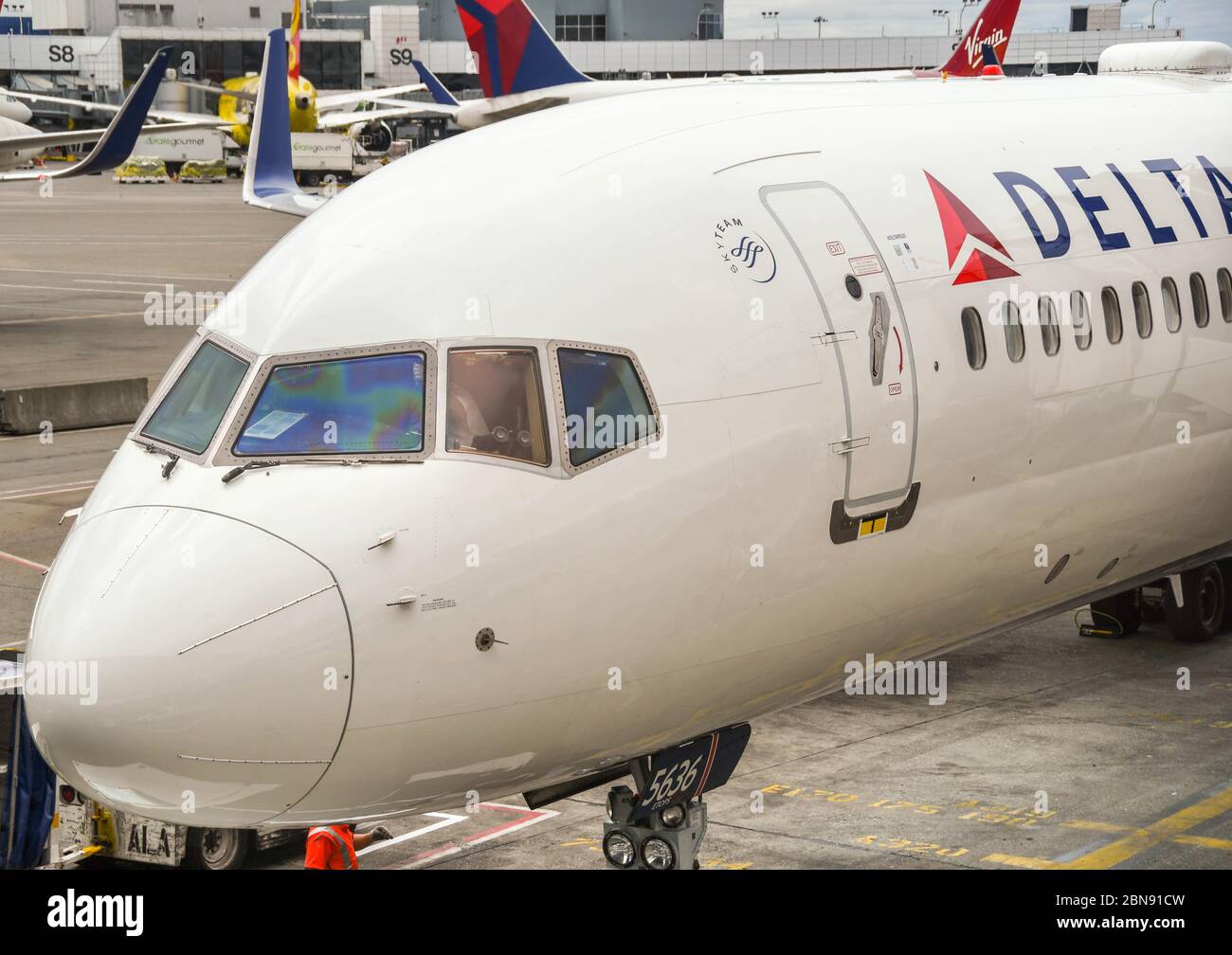 Boeing 757 jet aircraft nose hi-res stock photography and images - Alamy