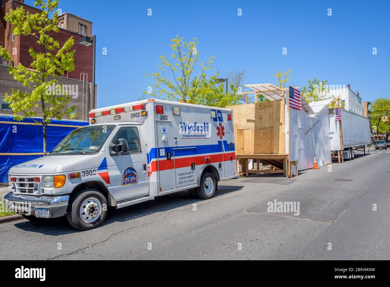 Hospital truck loading hi-res stock photography and images - Alamy