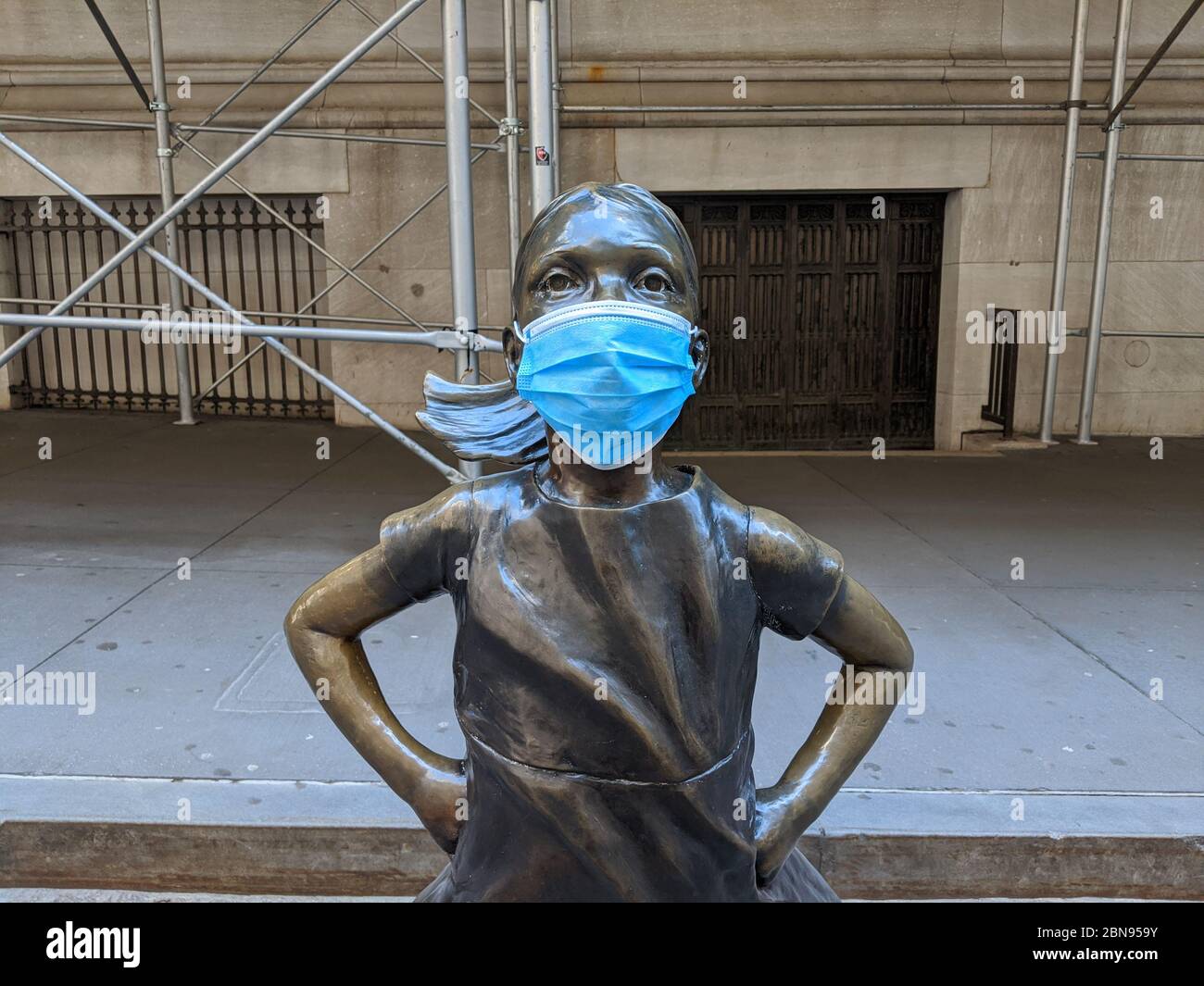 Statue with a mask hi-res stock photography and images - Alamy